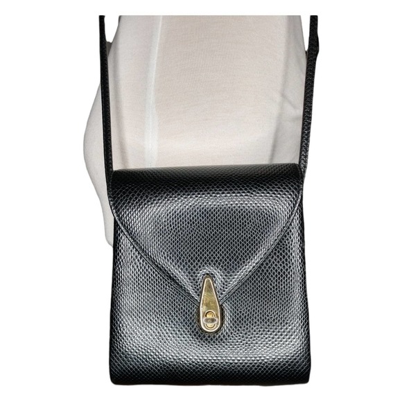 Bags | Vintage Clamshell Crossbody Bag W Gold Clasp Closure Black ...